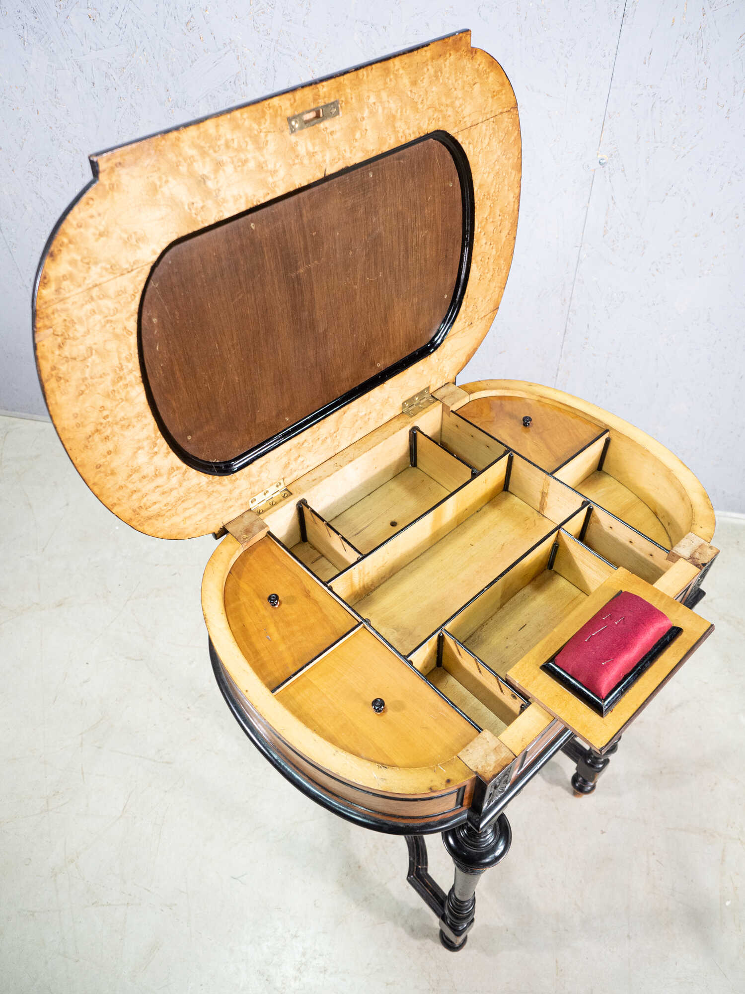 Антикварный столик для рукоделия на высоких ножках 1850-х гг.