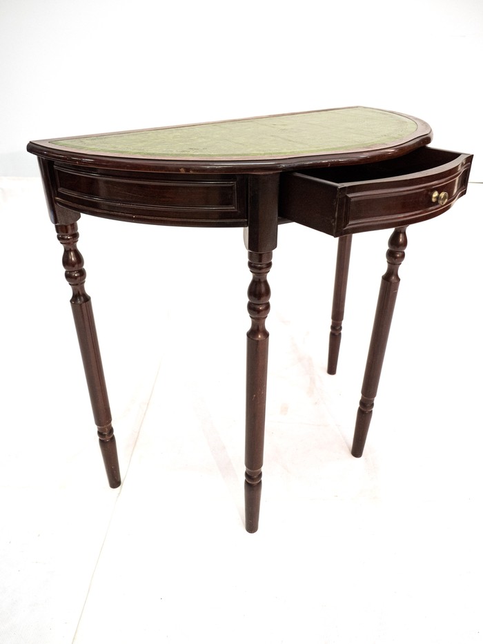 Пристенный консольный стол